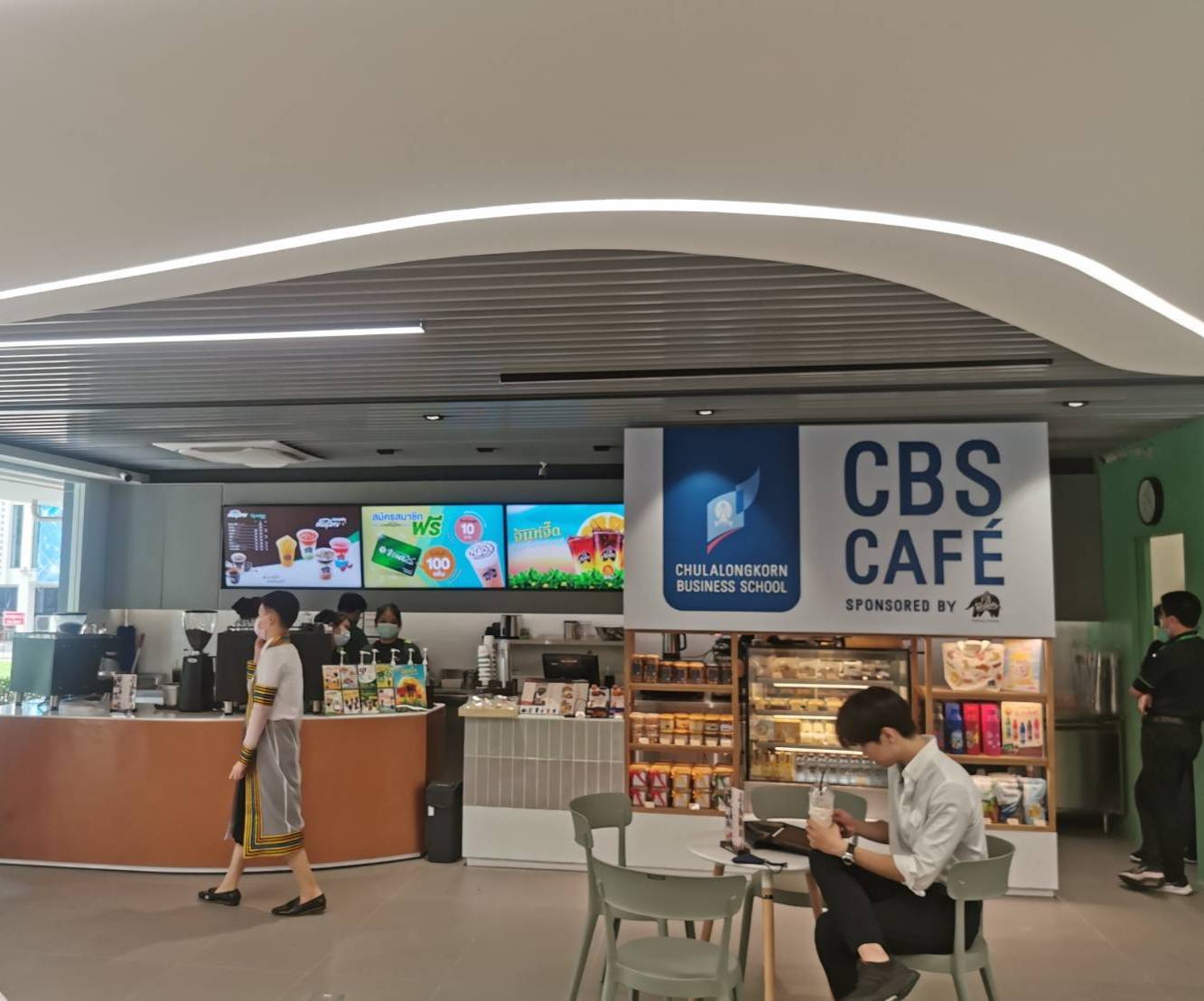 ท่านคณบดี ร่วมกับ ทีมงาน PT เข้าตรวจความเรียบร้อยที่ CBS CAFE ...